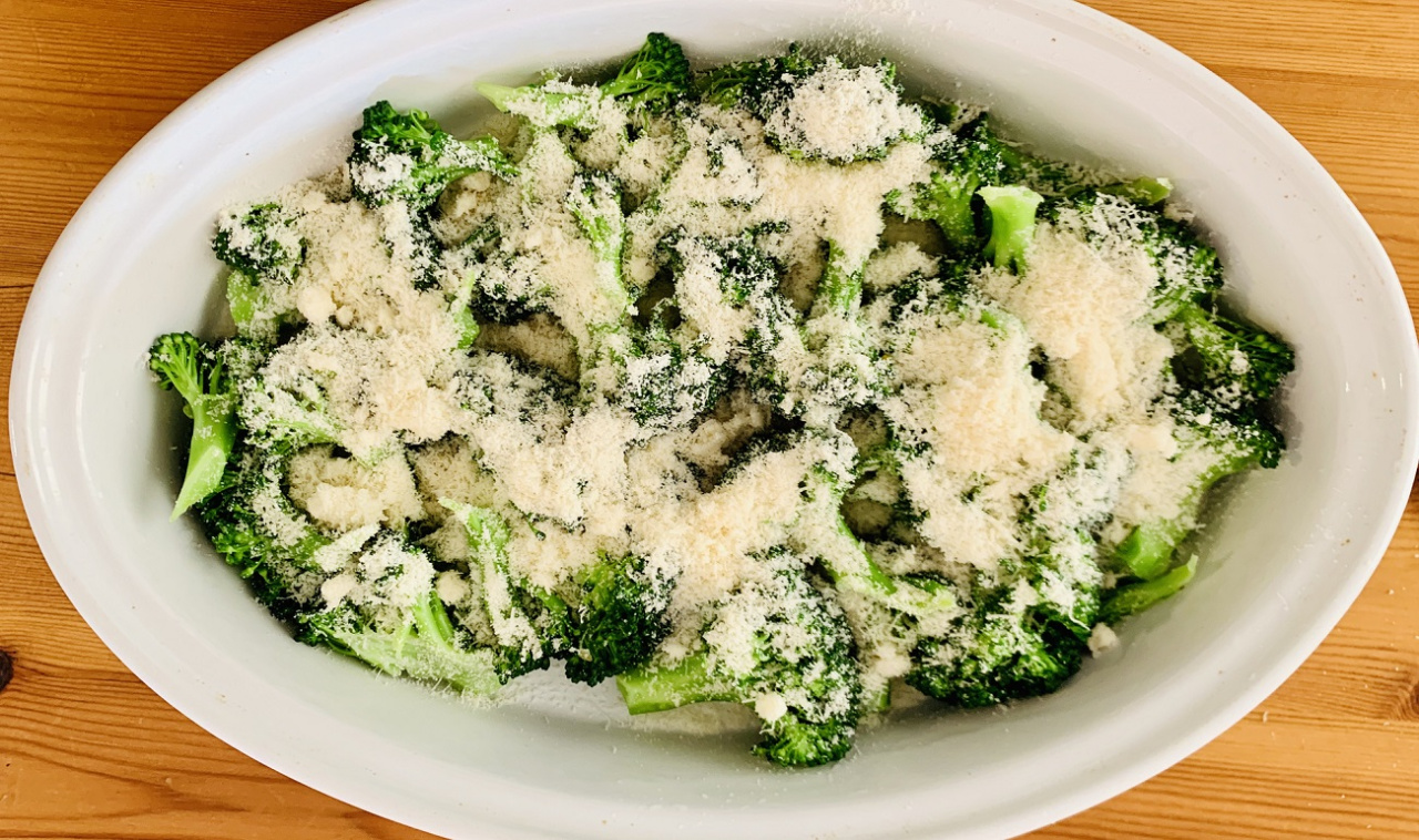 Sałatka cezar z brokułami - przepis na lekki i chrupiący obiad ...