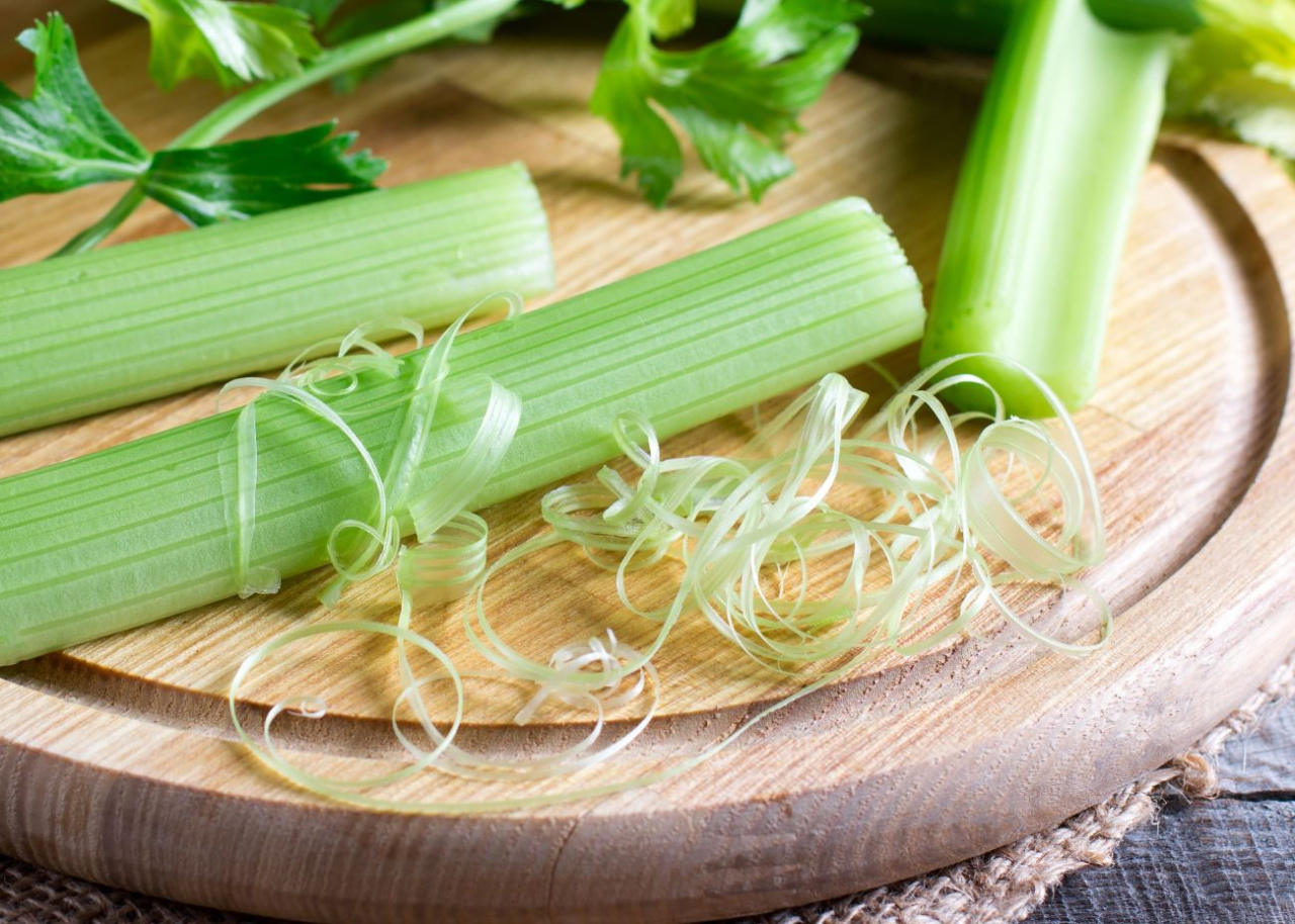 Kiszony seler naciowy to porcja zdrowia w słoiku. Tworzy piękną surówkę ...