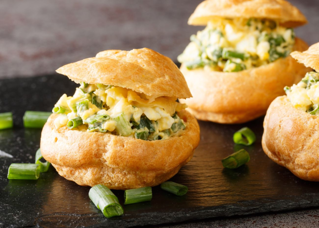 Ptysie z pastą jajeczną zrób zamiast nudnych kanapeczek. Wyglądają jak ...