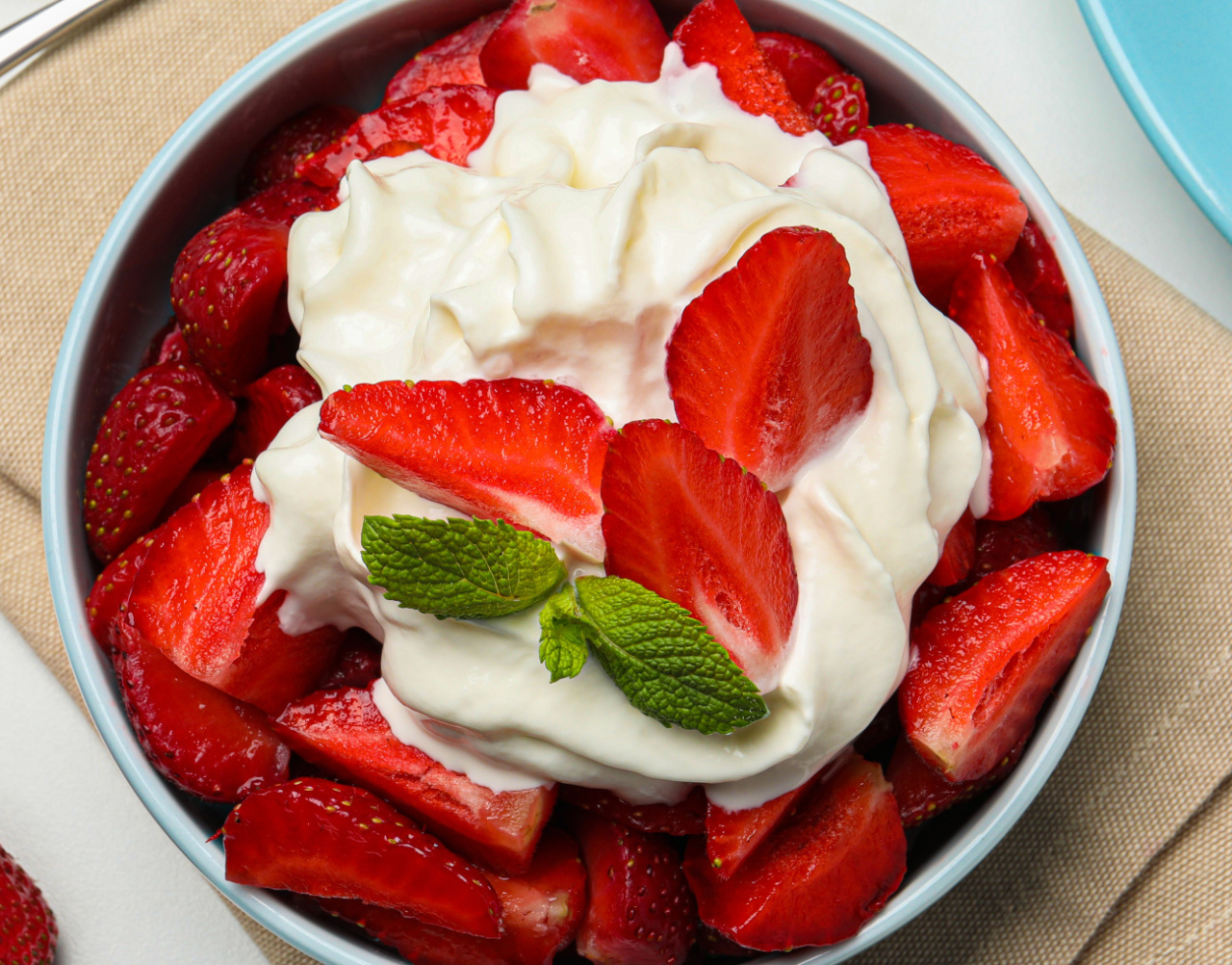 Bita śmietana z serka wiejskiego to najlepszy dodatek do truskawek ...