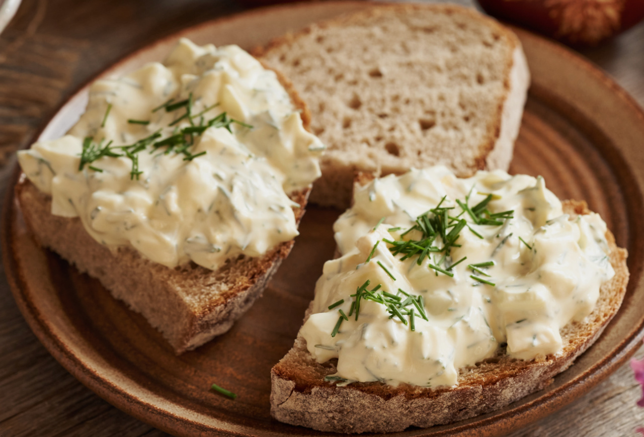 Z serka wiejskiego i 2 składników robię białkową pastę na kolację. Mąż ...