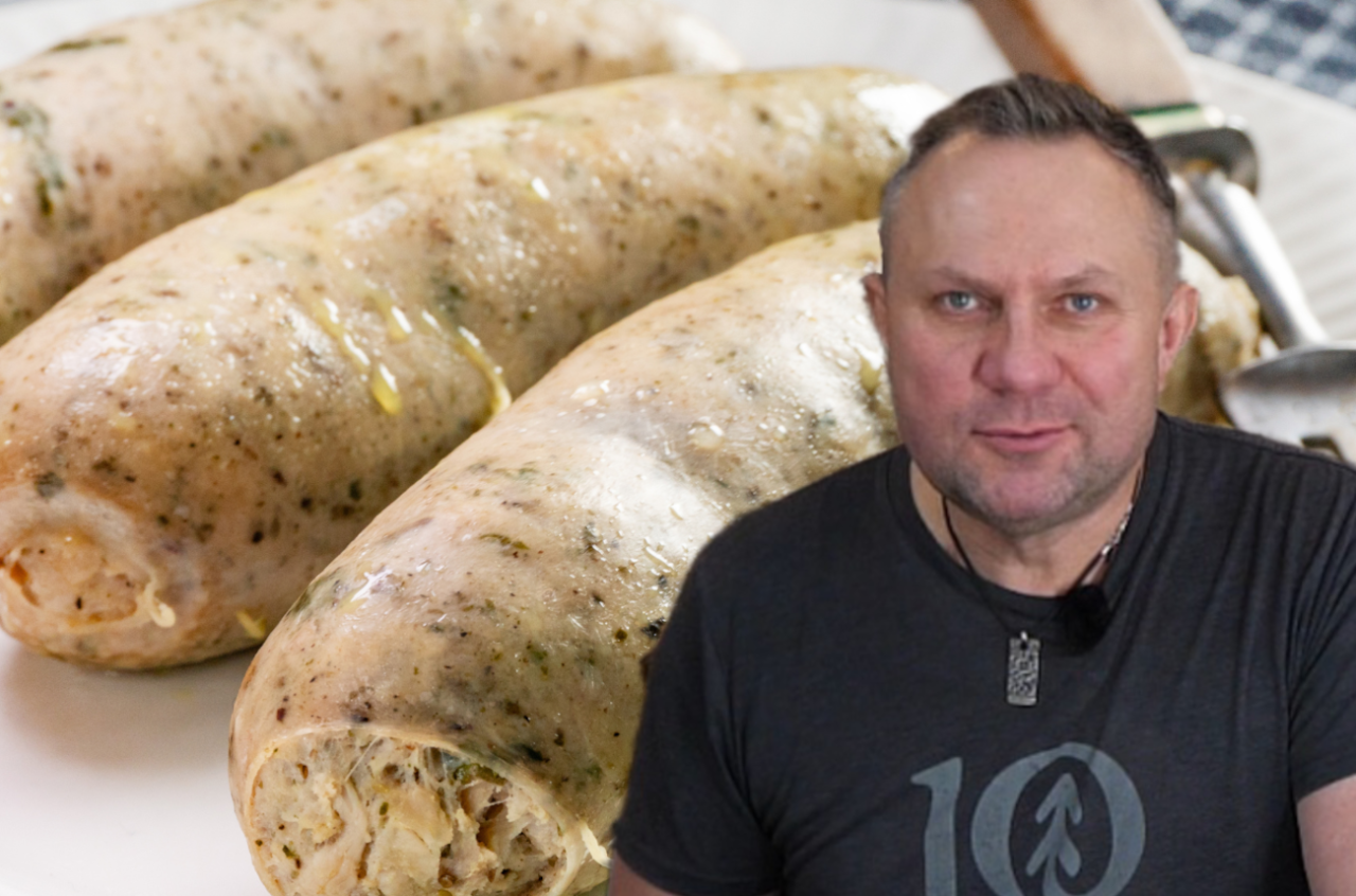 Tomasz Strzelczyk parzy białą kiełbasę autorskim sposobem. Wychodzi tak ...