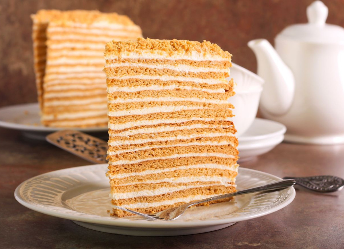 Przepis na miodownik rosyjski. Okazały, wielowarstwowy tort, który ...